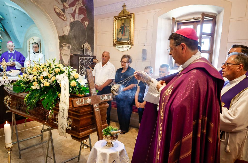 Biskup Šaško predvodio sprovodne obrede za vlč. Josipa Radelju: 'Nema ničega stvorenog što ...