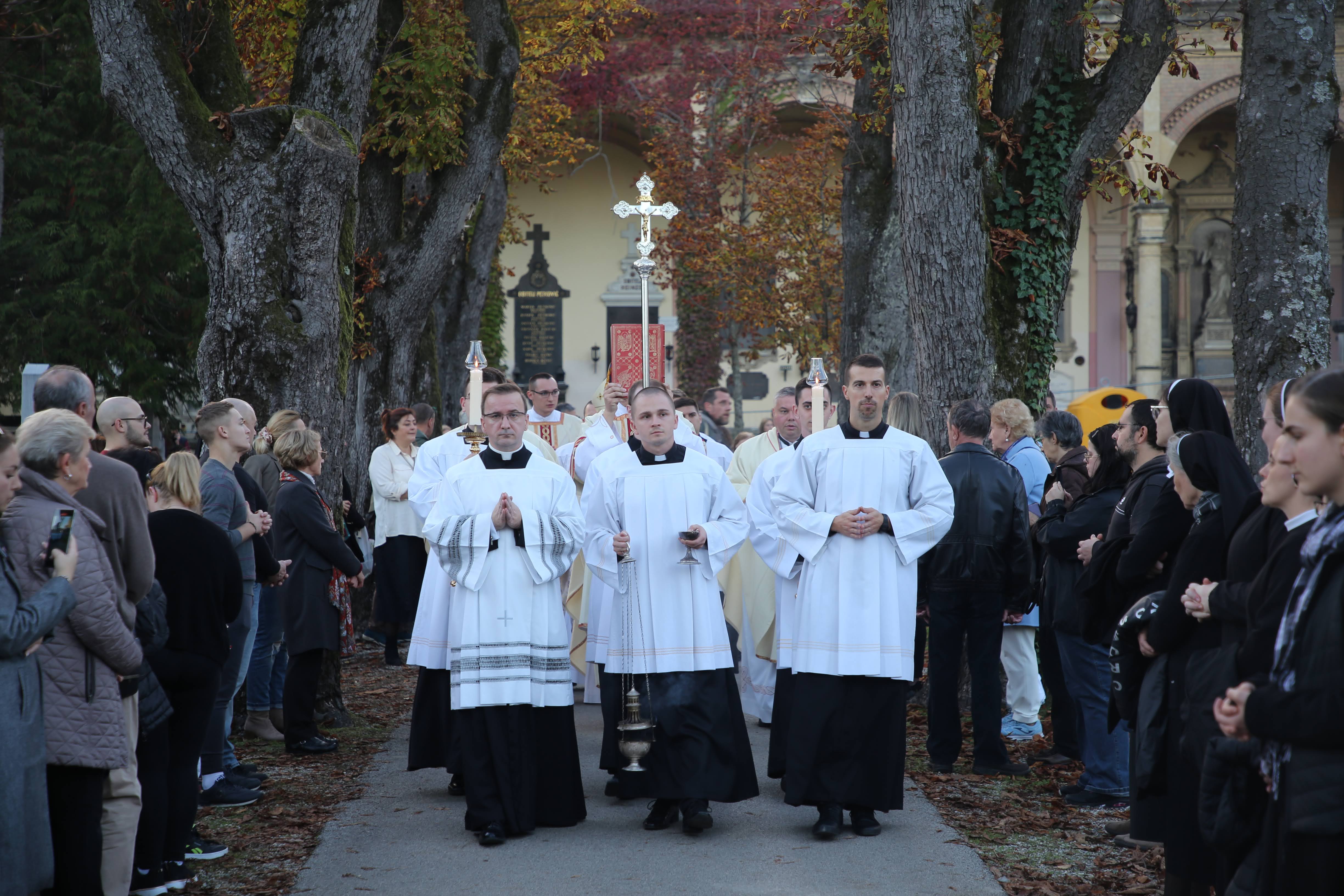 Kardinal Bozanić predslavio euharistijsko slavlje svetkovine Svih ...