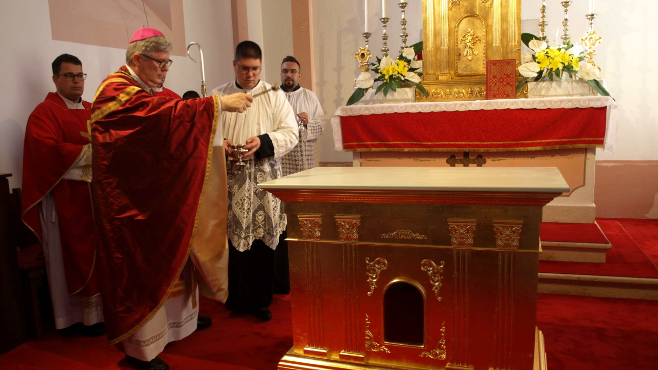 IZDVOJENO - Nadbiskup Zgrablić blagoslovio novi oltar s Bulešićevom ...