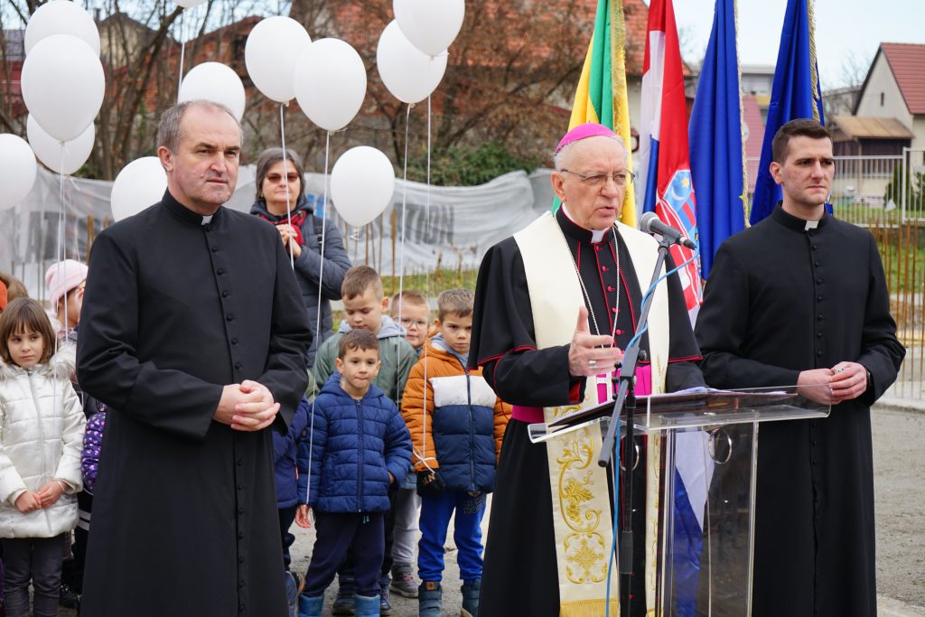 Biskup Škvorčević blagoslovio kamen temeljac za novi požeški dječji vrtić | Laudato